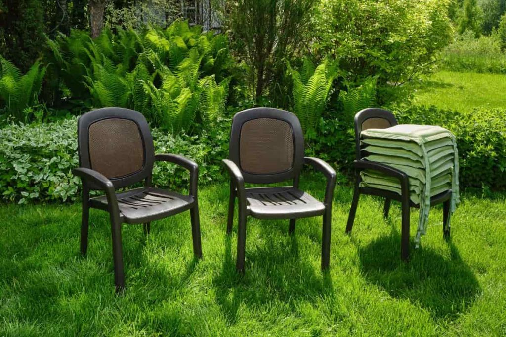 How to clean outdoor plastic chairs?